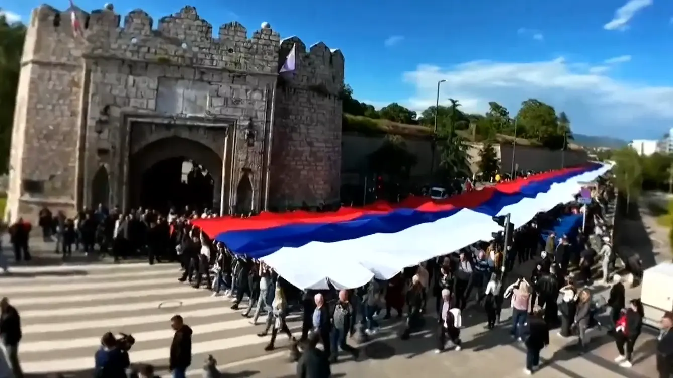 Na svenarodnom saboru u Nišu razvijena najduža zastava Srbije